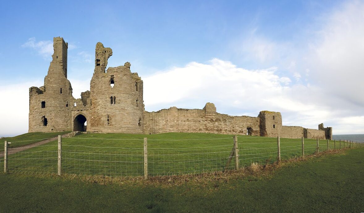 1280px-Gatehouse_and_curtain_wall_of_Dunstanburgh_Castle,_2009 ...