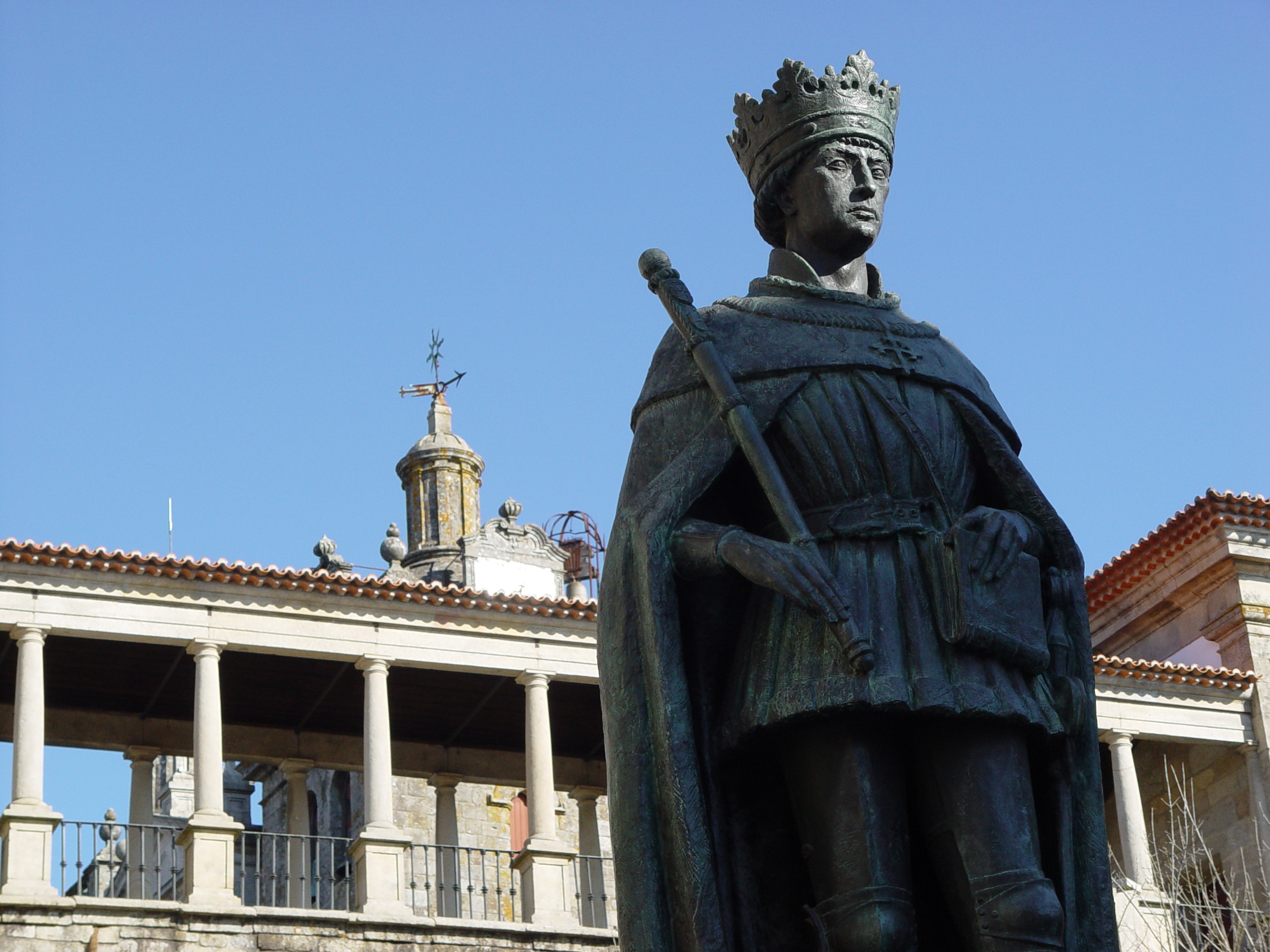 Monumento_a_D._Duarte - Medievalists.net